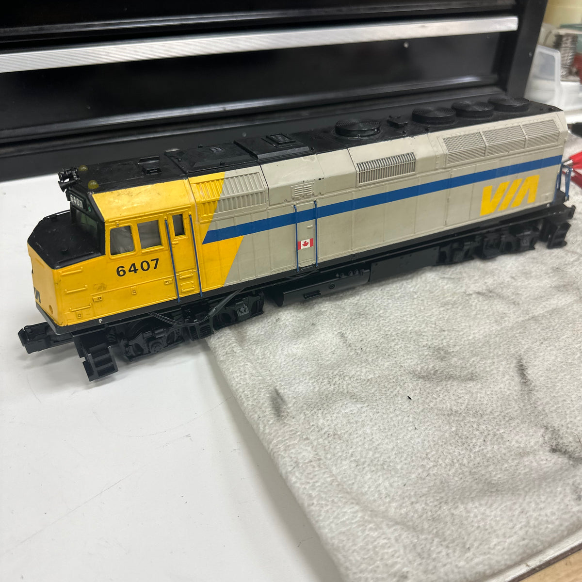 MTH VIA Rail F40PH & Vista Dome – TrainCellar