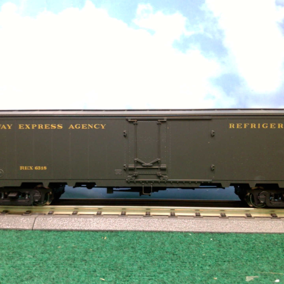 Golden Gate Depot Railroad Express Agency 54' Reefer (3-Rail) – TrainCellar