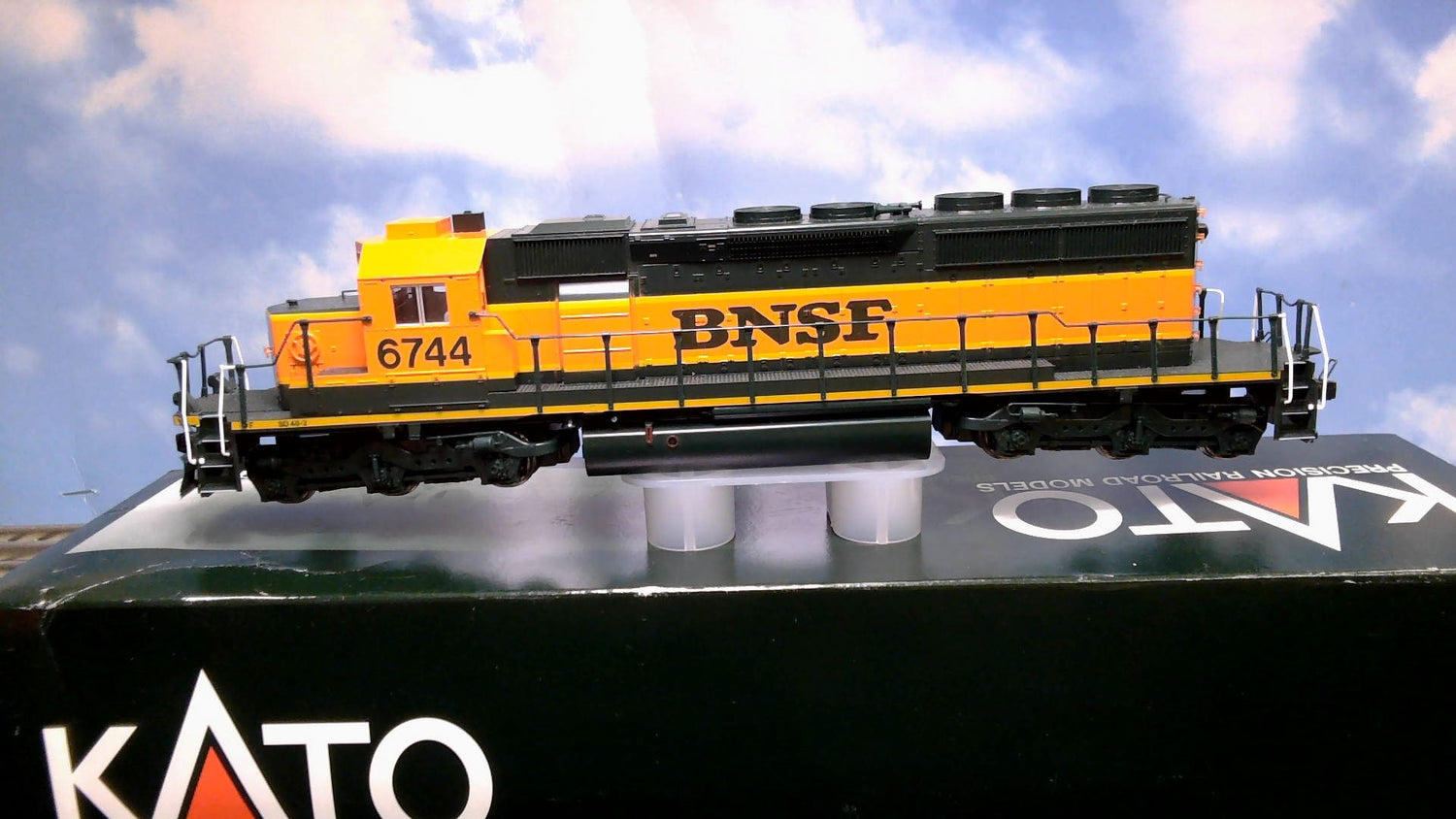 Kato 37-6613 EMD SD40-2 MID Burlington Northern Santa Fe #6774 (DCC Re – TrainCellar